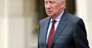 Robert MacNeil Net Worth, Career, Salary, Earnings, Married! - Featured ...